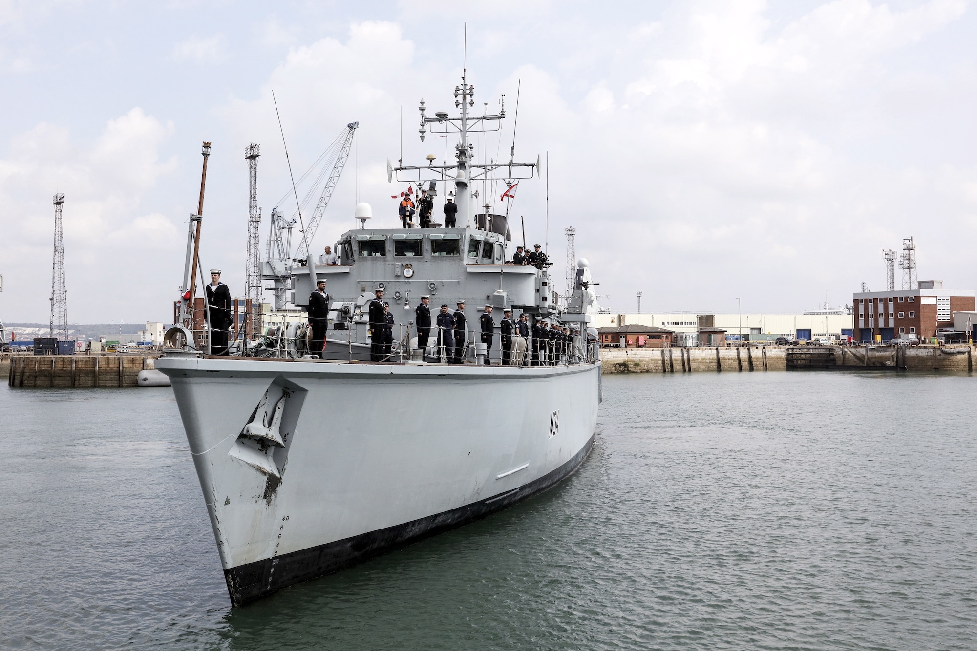 Minehunter helps boat trapped in line