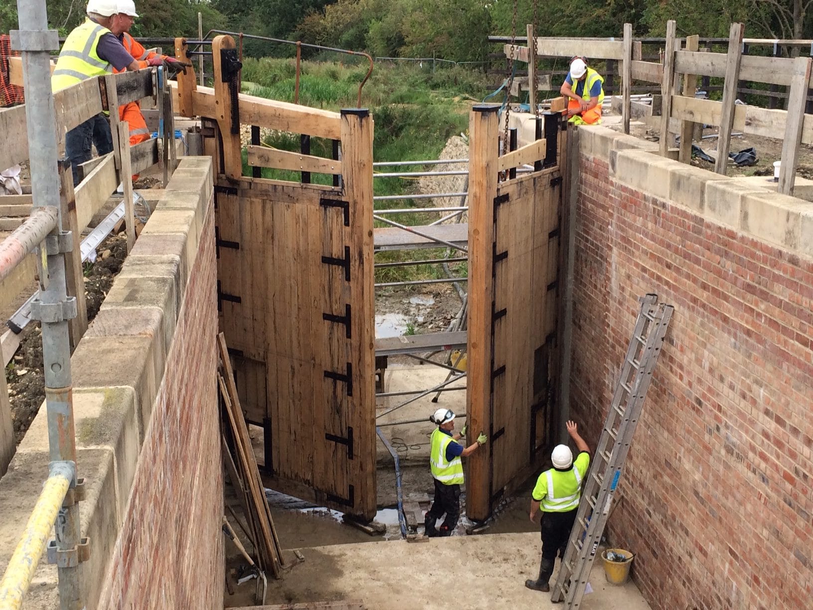 Grantham Canal volunteers install new lock gates into historic lock