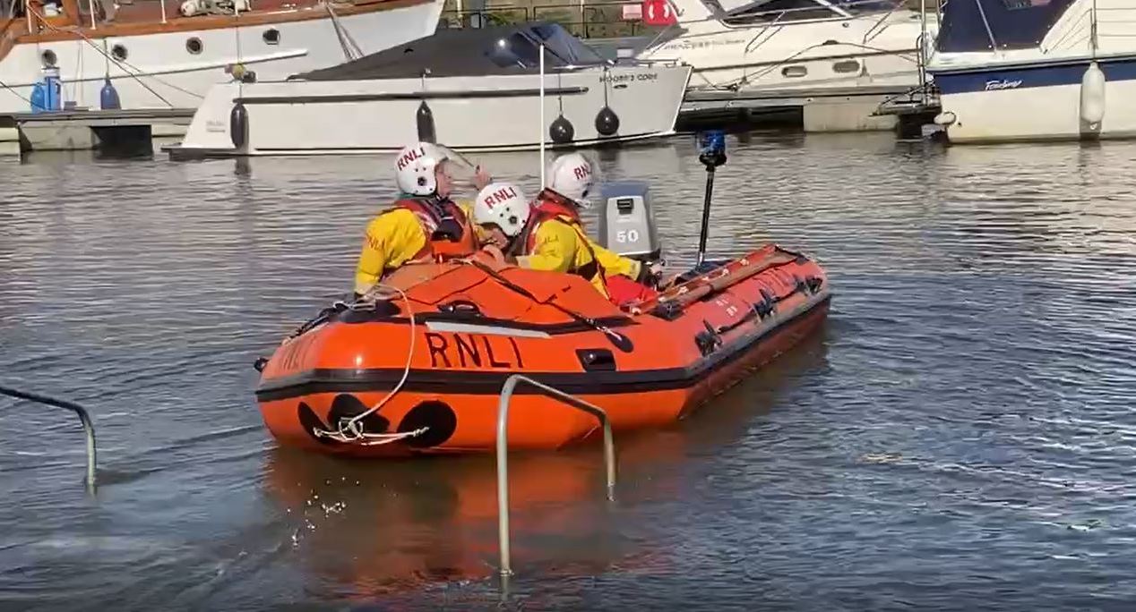 First ever all-female RNLI crew callout on the Thames