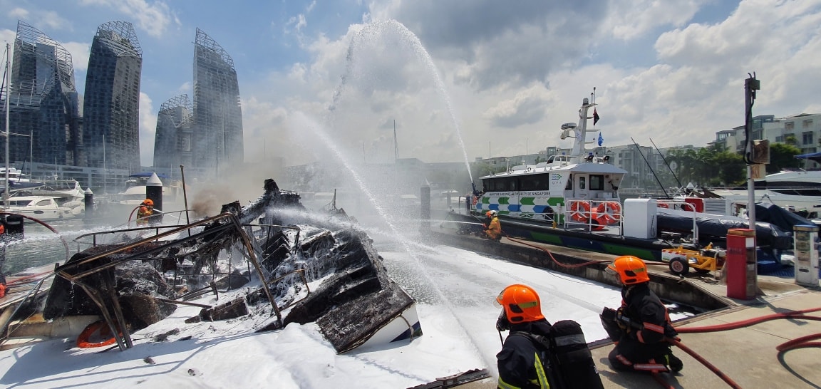 观看：新加坡的小船大火