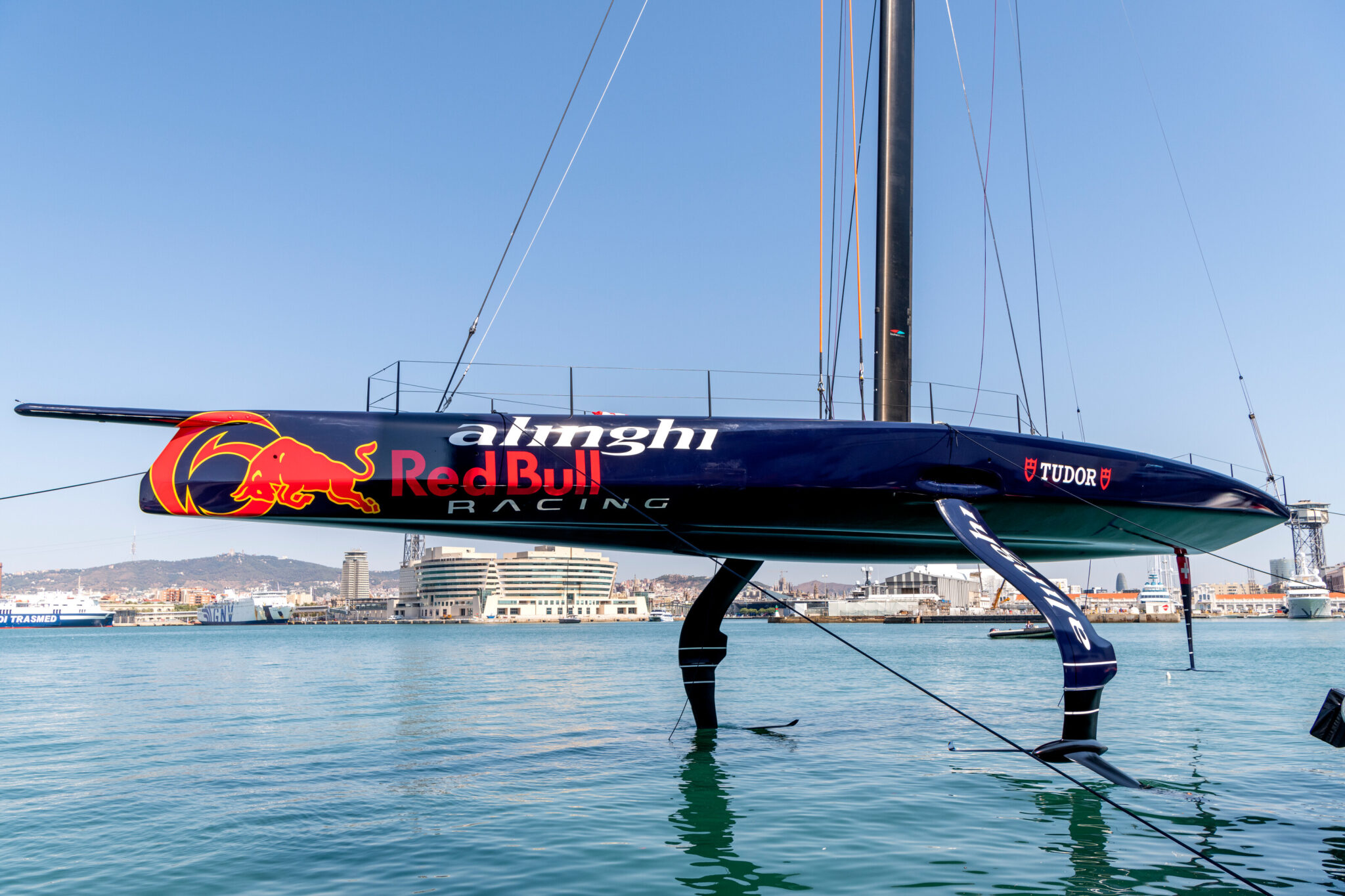 Alinghi Red Bull Racing bringt sein AC75-Boot auf den Markt