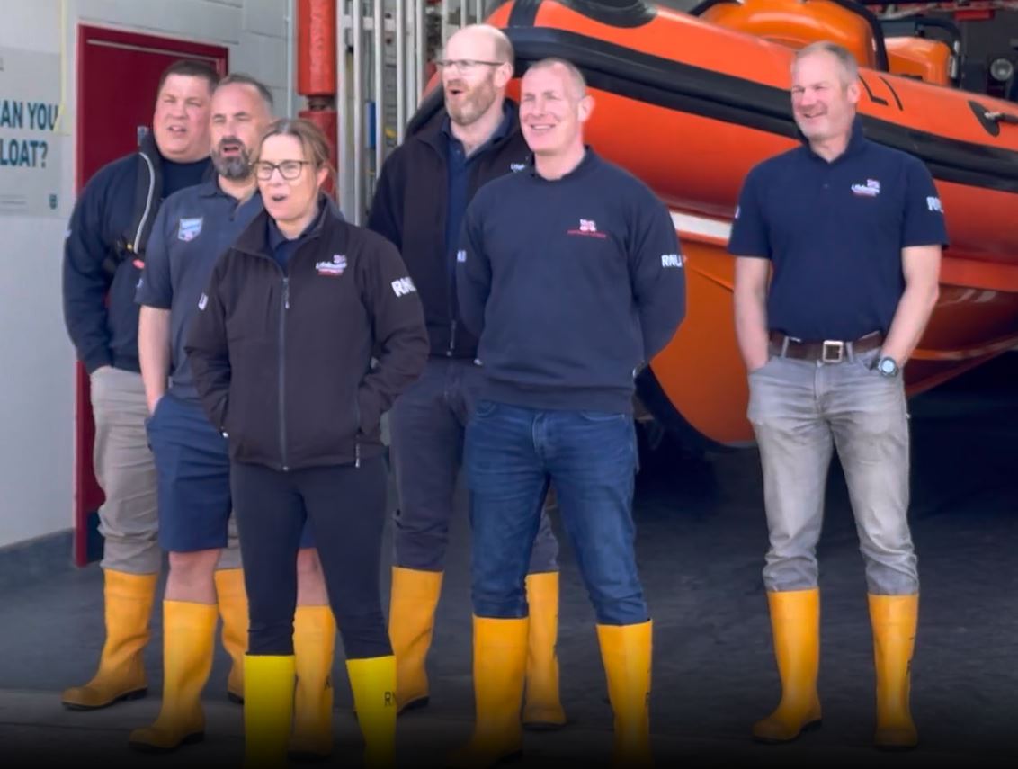 بالفيديو: فرقة RNLI sea shanty تؤدي في حفل Charles III Coronation