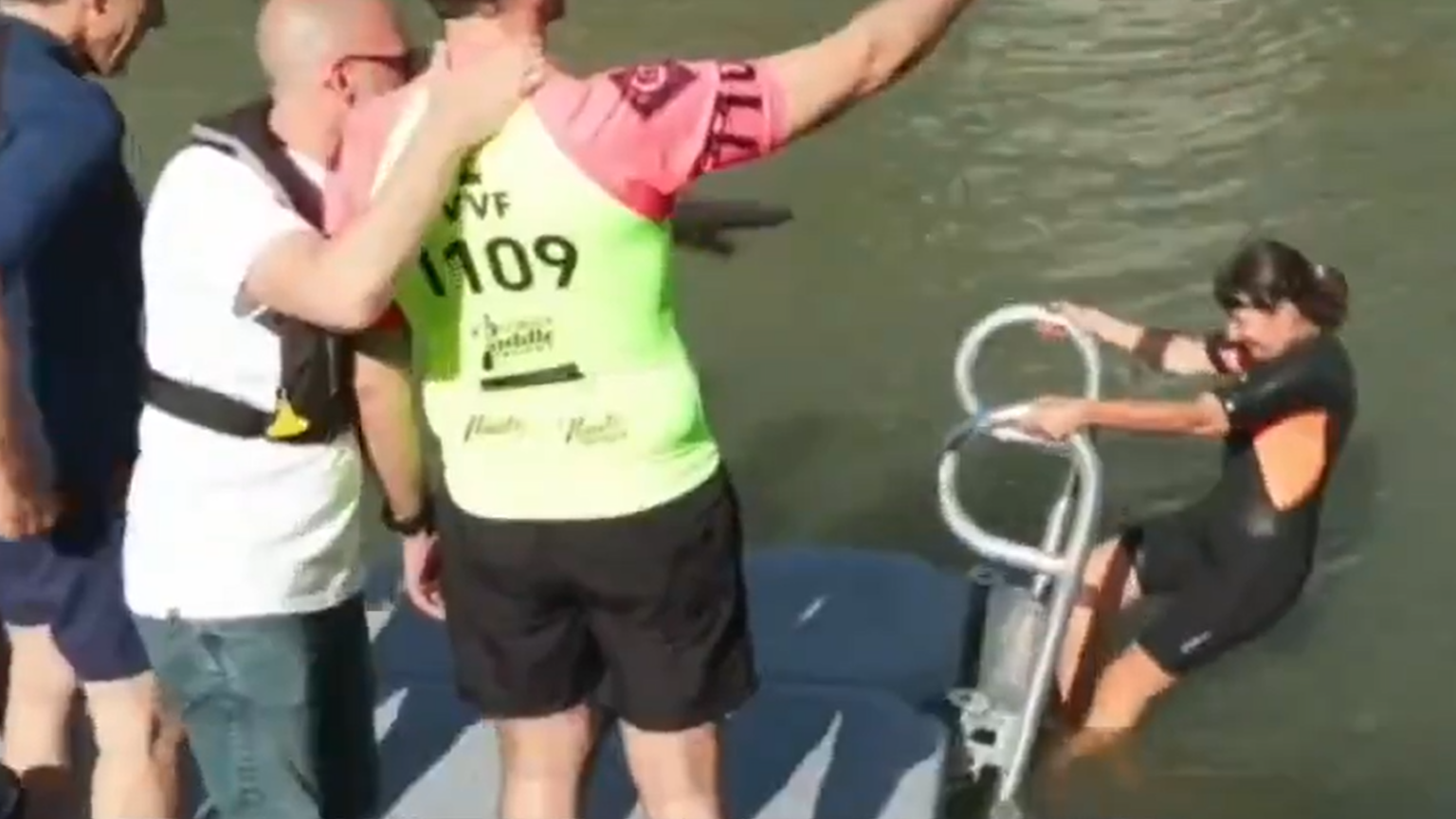 Paris mayor swims in Seine amid water safety fears